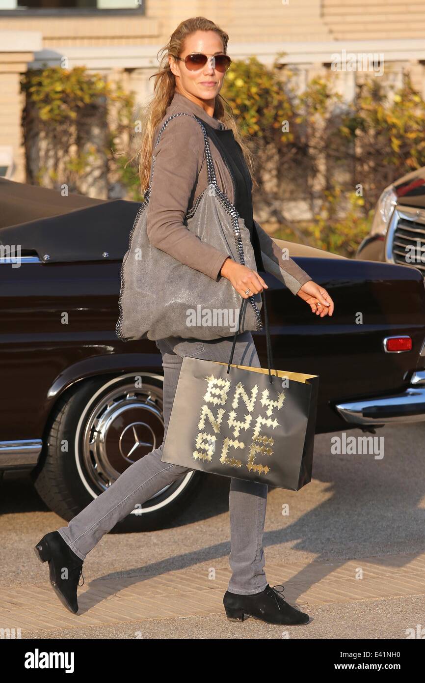 Elizabeth Berkley does some last minute Christmas shopping at Barney's ...