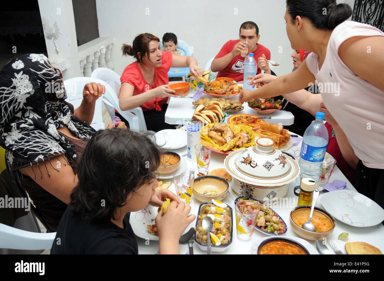 (140702) -- TUNIS, July 2, 2014 (Xinhua) -- Family members enjoy Iftar ...