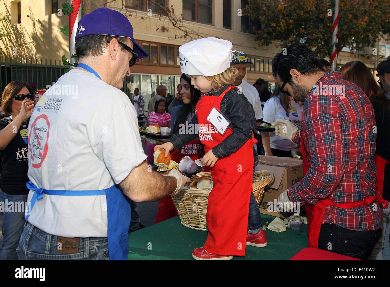 The Los Angeles Mission Christmas Eve Celebration meal for the Homeless ...
