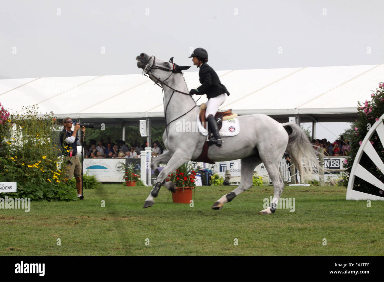 Georgina Bloomberg showjumping while 7 months pregnant at the 38th ...