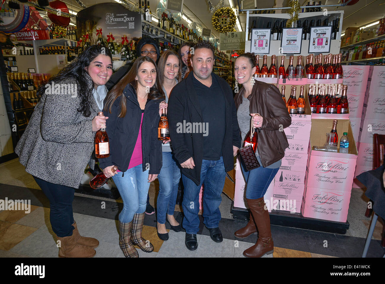 Teresa Guidice and Joe Giudice sign bottles for her Fabellini line of ...