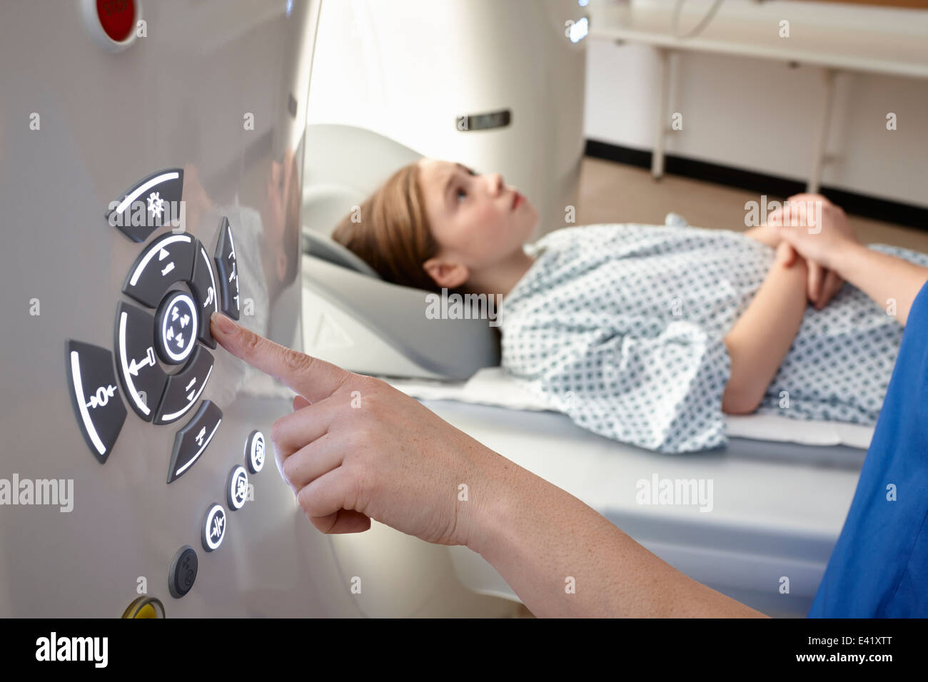 Radiologist and scanner hi-res stock photography and images - Alamy