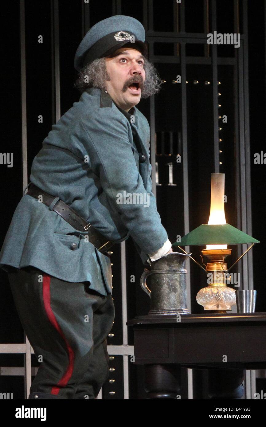 Fledermaus opera hi-res stock photography and images - Alamy