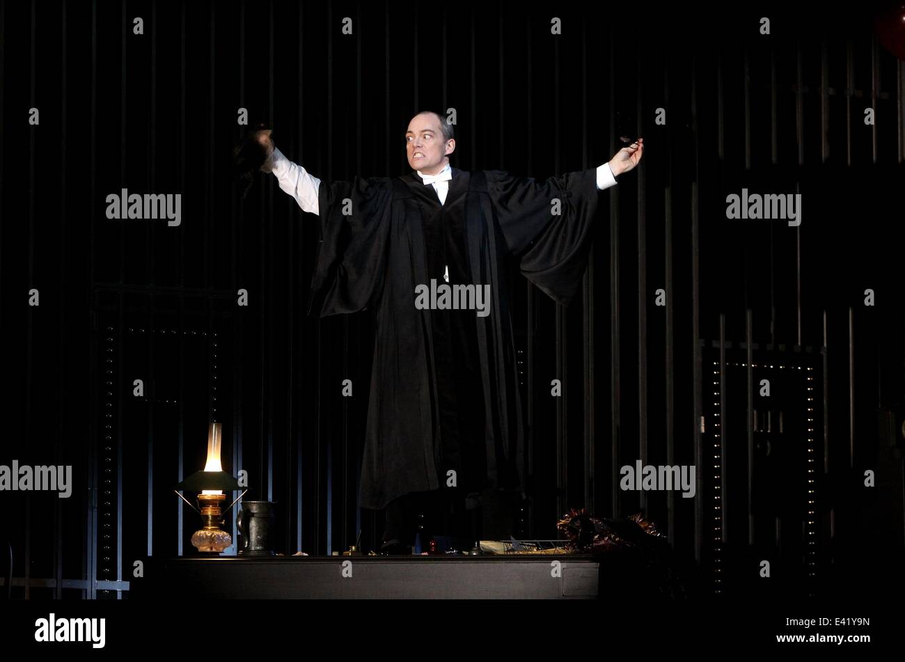 Dress Rehearsal of Die Fledermaus, Act 3 at the Metropolitan Opera ...