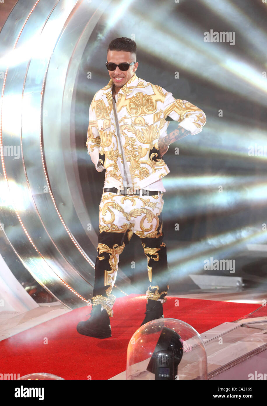 Celebrity Big Brother 2014 - Contestants Enter The House Featuring ...