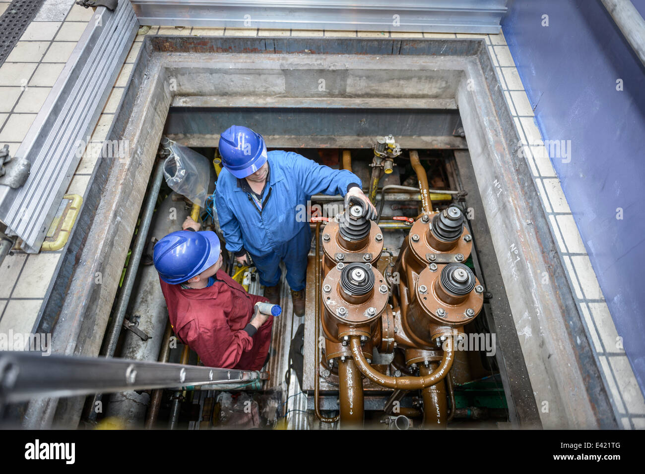 Inspecting equipment hi-res stock photography and images - Alamy