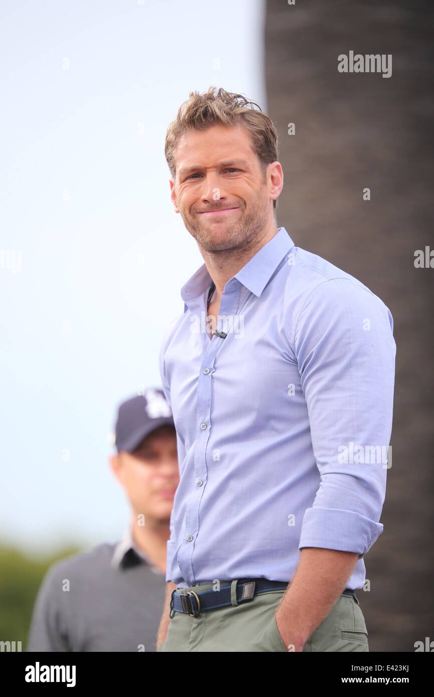 Juan Pablo appears on Extra hosted by Mario Lopez and Maria Menonous ...