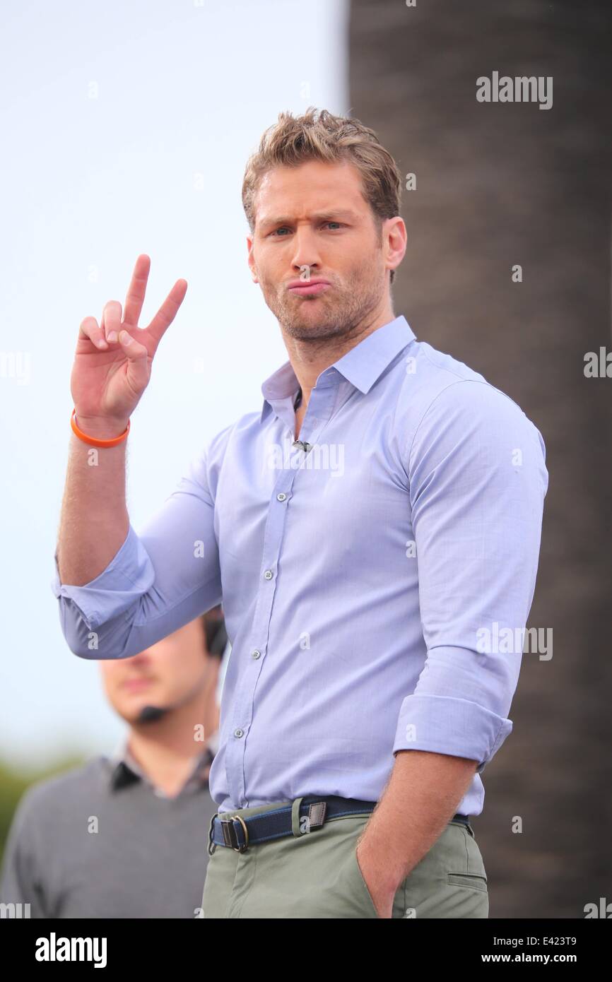 Juan Pablo appears on Extra hosted by Mario Lopez and Maria Menonous ...