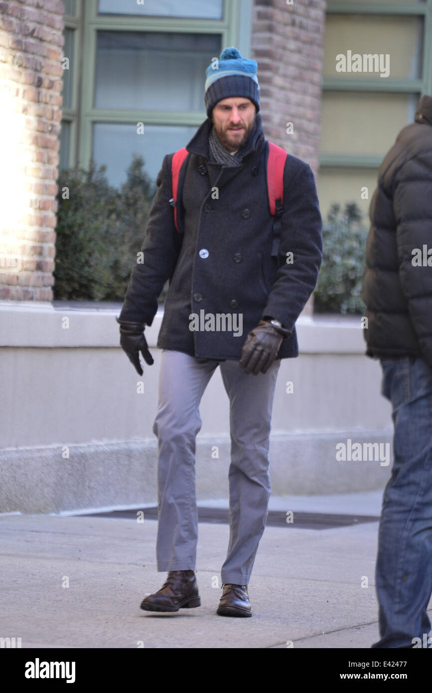 Jason Hoppy walking through his ex-wife Bethenny Frankel's neighborhood ...