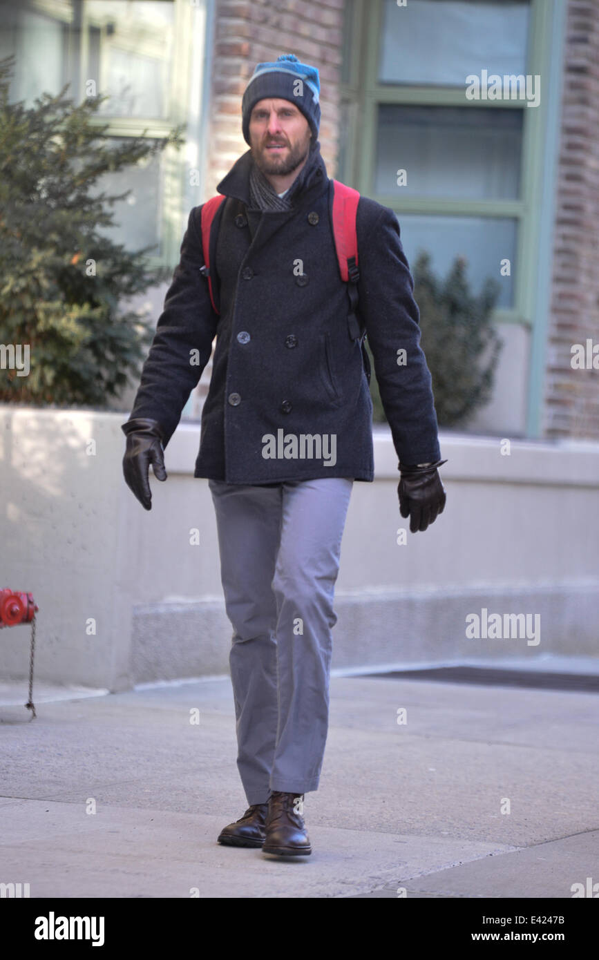 Jason Hoppy walking through his ex-wife Bethenny Frankel's neighborhood ...