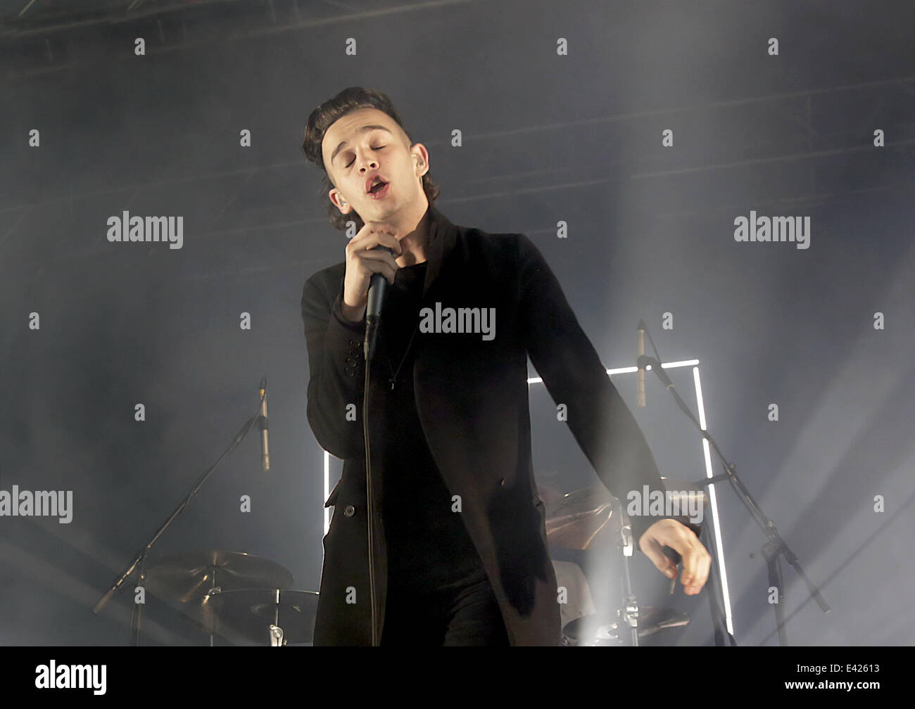 The 1975 band performing hi-res stock photography and images - Alamy
