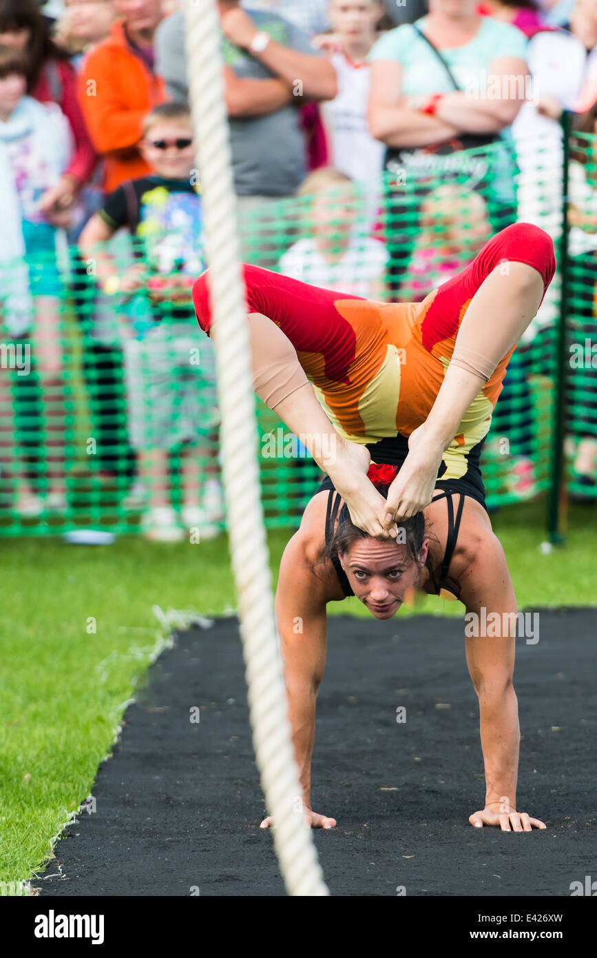 Acrobat on the rope hi-res stock photography and images - Alamy