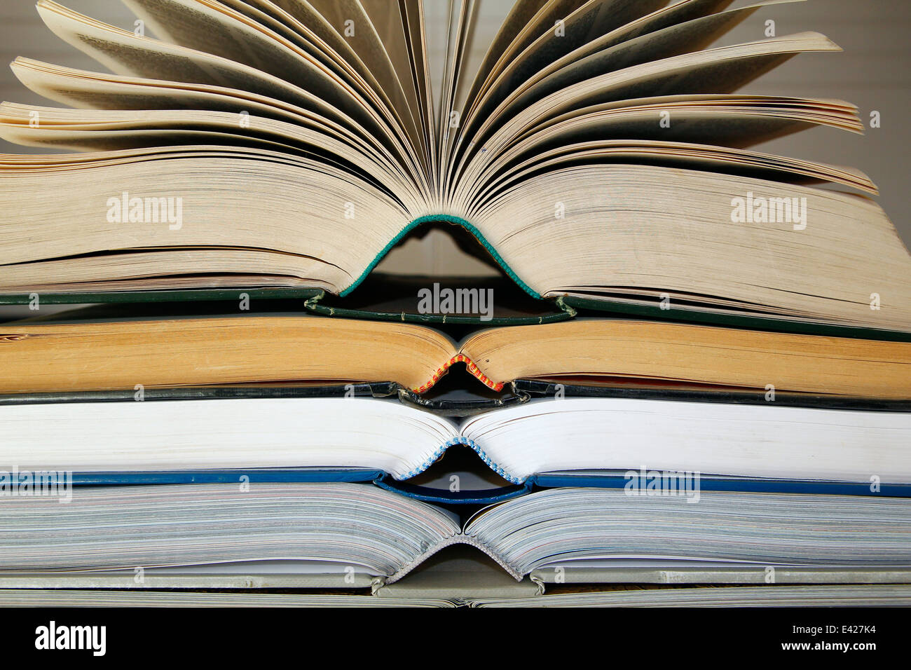 Open books hi-res stock photography and images - Alamy