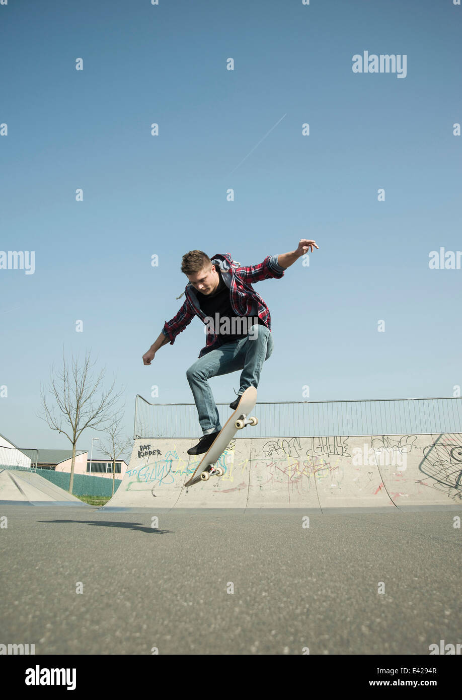 Trick skateboarding hi-res stock photography and images - Alamy