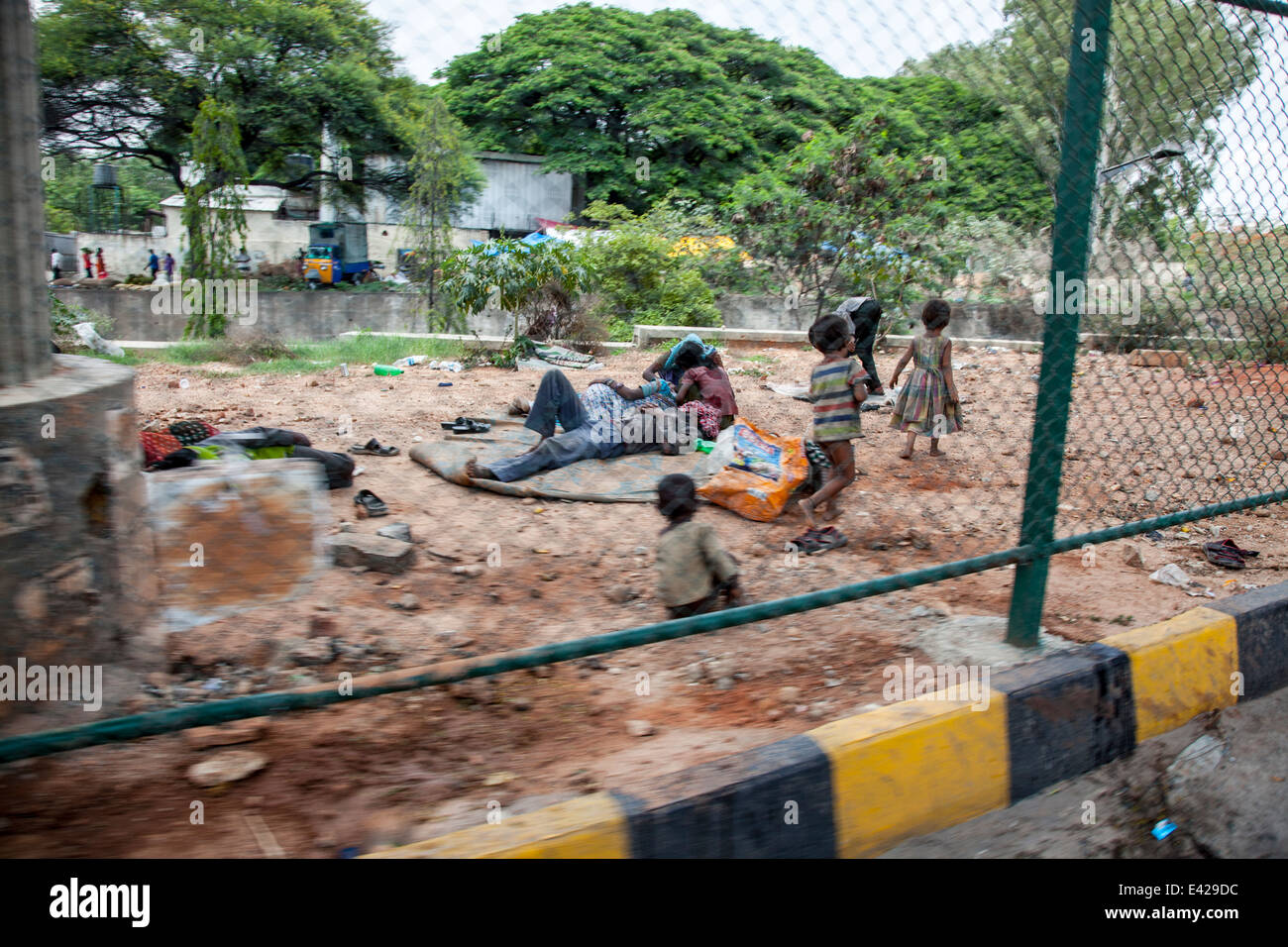 Homeless family and children living next to the highway in Bangalore ...