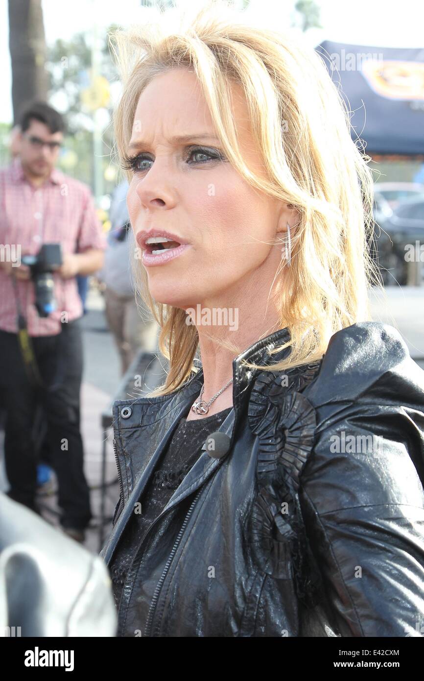 Cheryl Hines And Jeremy Sisto At Extra With Mario Lopez At Universal City Walk Featuring Cheryl