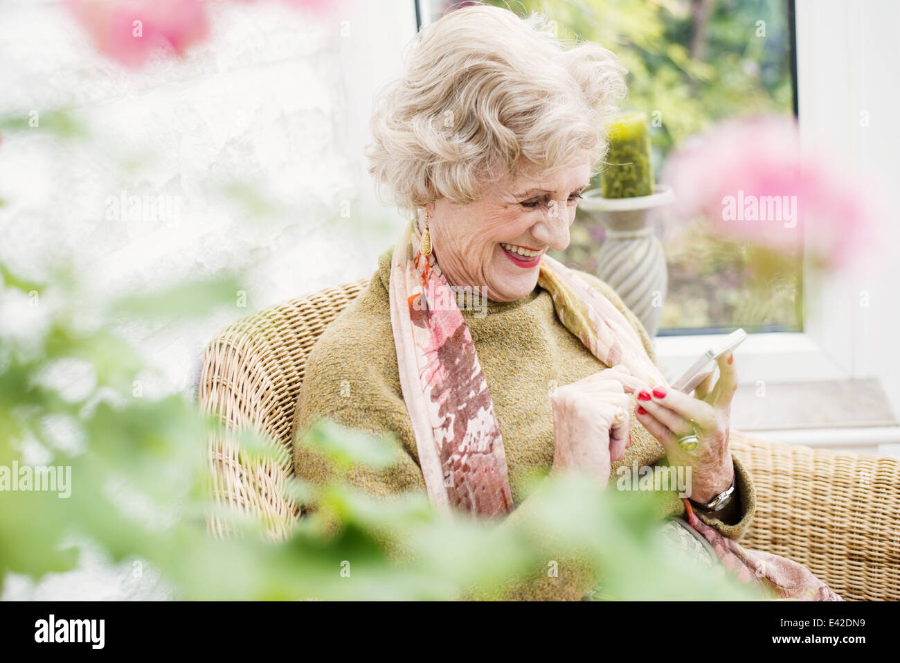 Old women using phone hi-res stock photography and images - Alamy