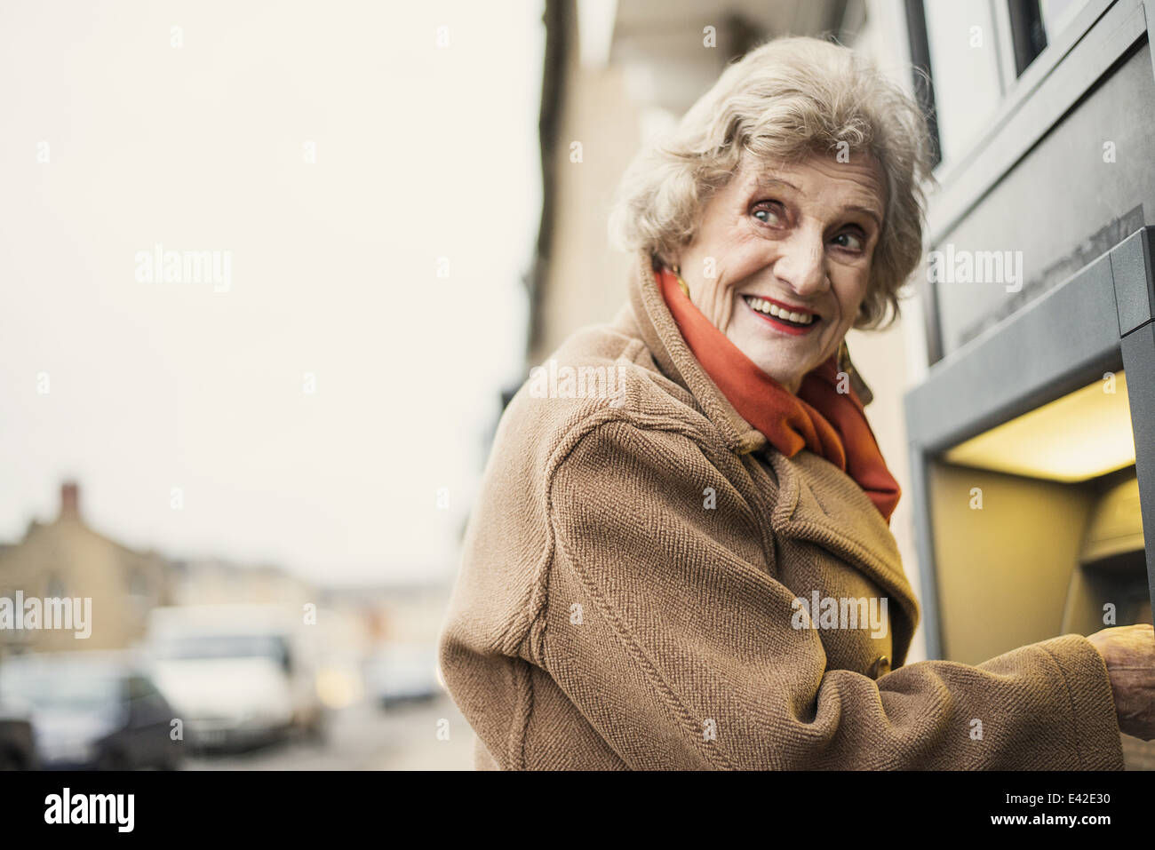 Using cash machine hi-res stock photography and images - Alamy