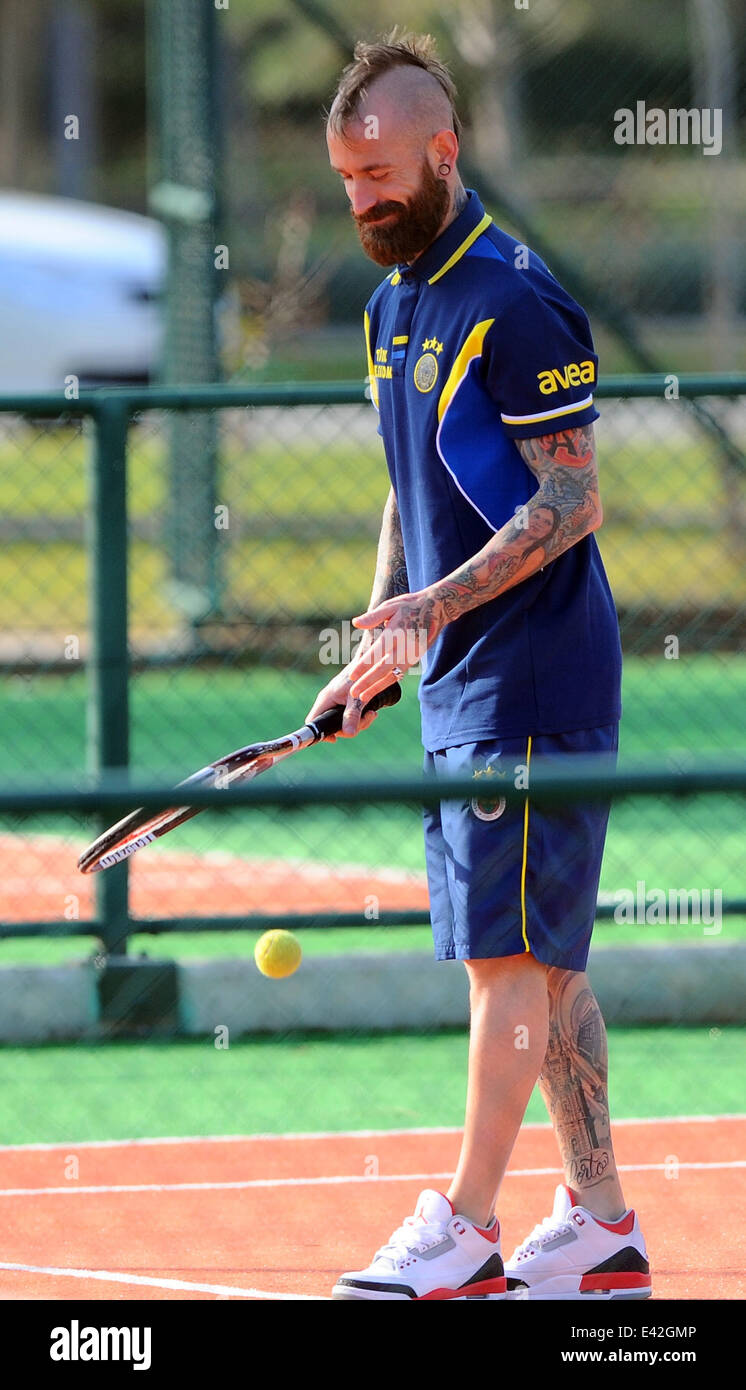 Raul Meireles plays a game of tennis with his wife and daughter ...