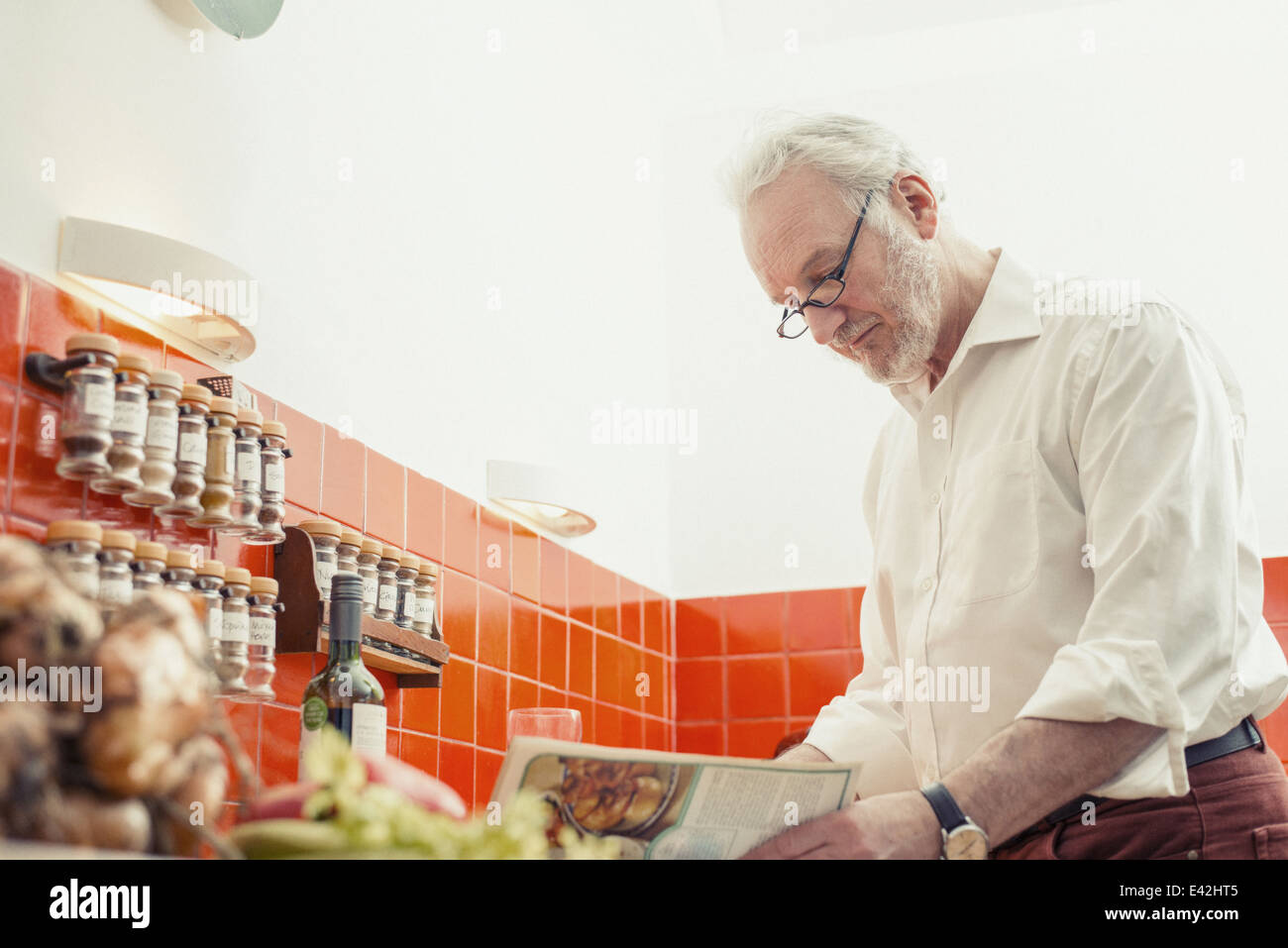 Cooking kitchen senior man hi-res stock photography and images - Alamy
