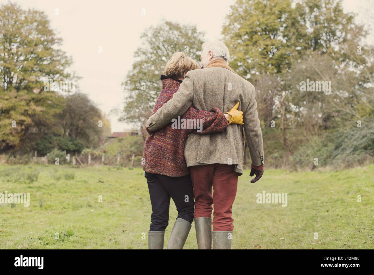 Couple with arms around each other hi-res stock photography and images ...