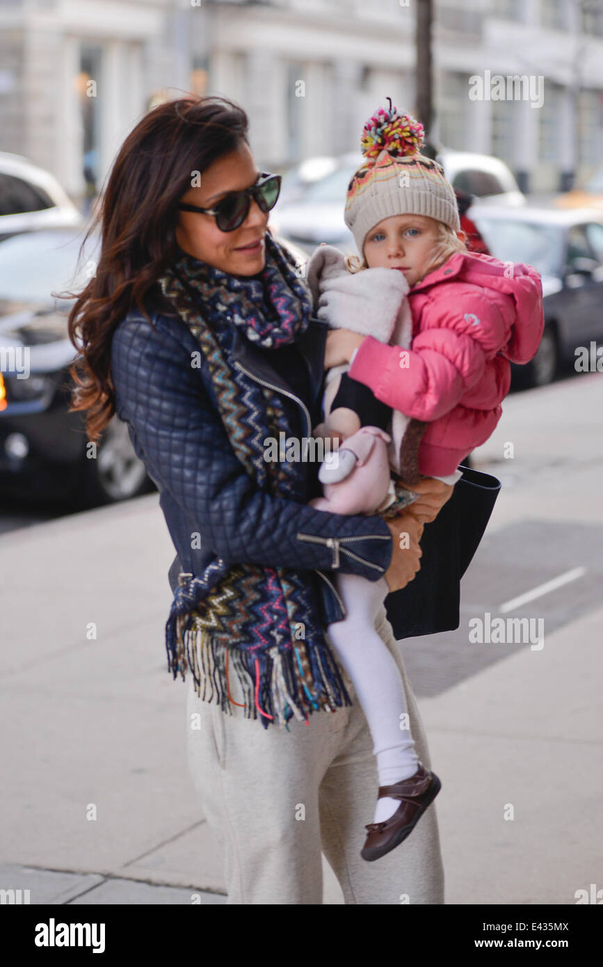 Bethenny Frankel returning home carrying daughter Bryn in her arms ...