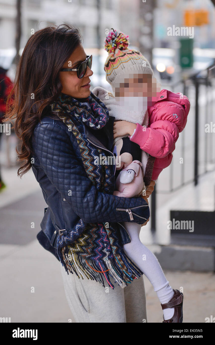 Bethenny Frankel returning home carrying daughter Bryn in her arms ...