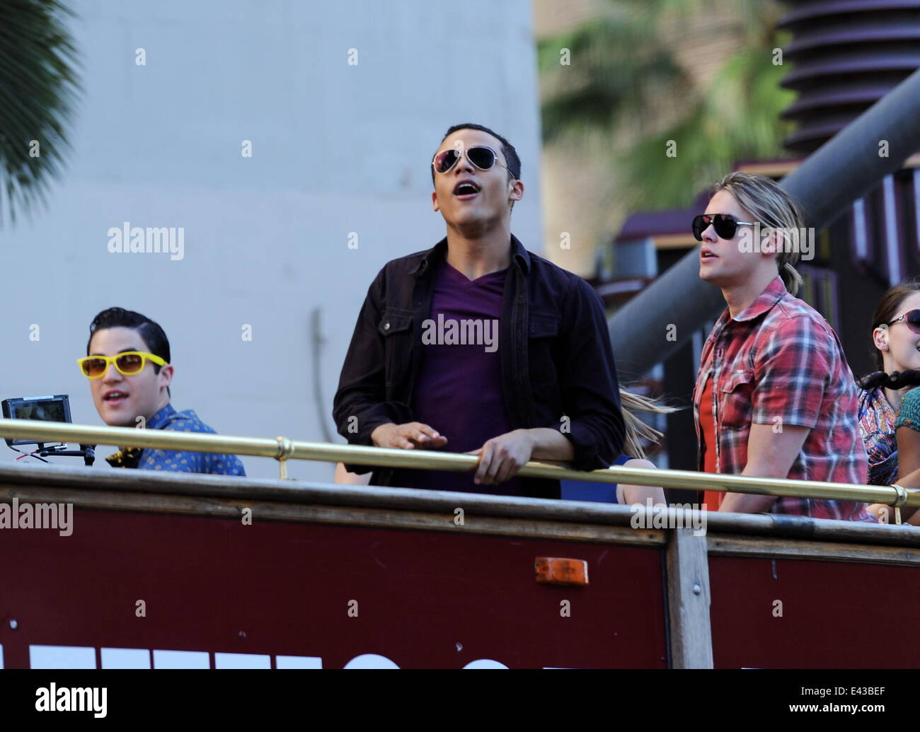 The Cast Of The Hit Show Glee Take A Tour Of Hollywood In A Double