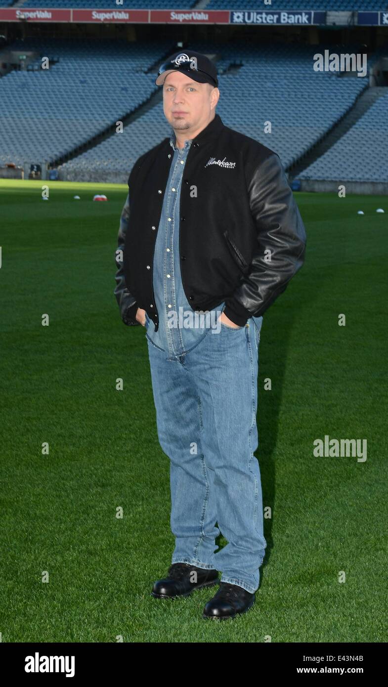 Garth brooks croke park hi-res stock photography and images - Alamy