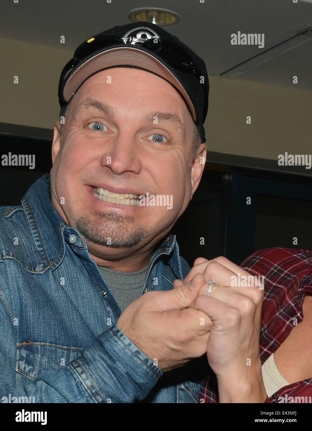 Garth Brooks poses with Xpose presenter Glenda Gilson as she shows off ...