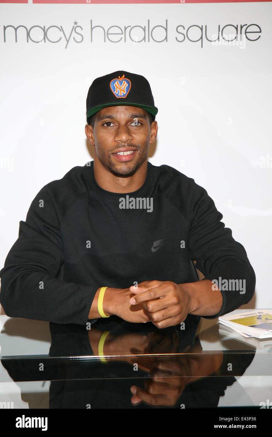 Gridiron great, Victor Cruz meets fans at the NFL Shop at Super Bowl in ...