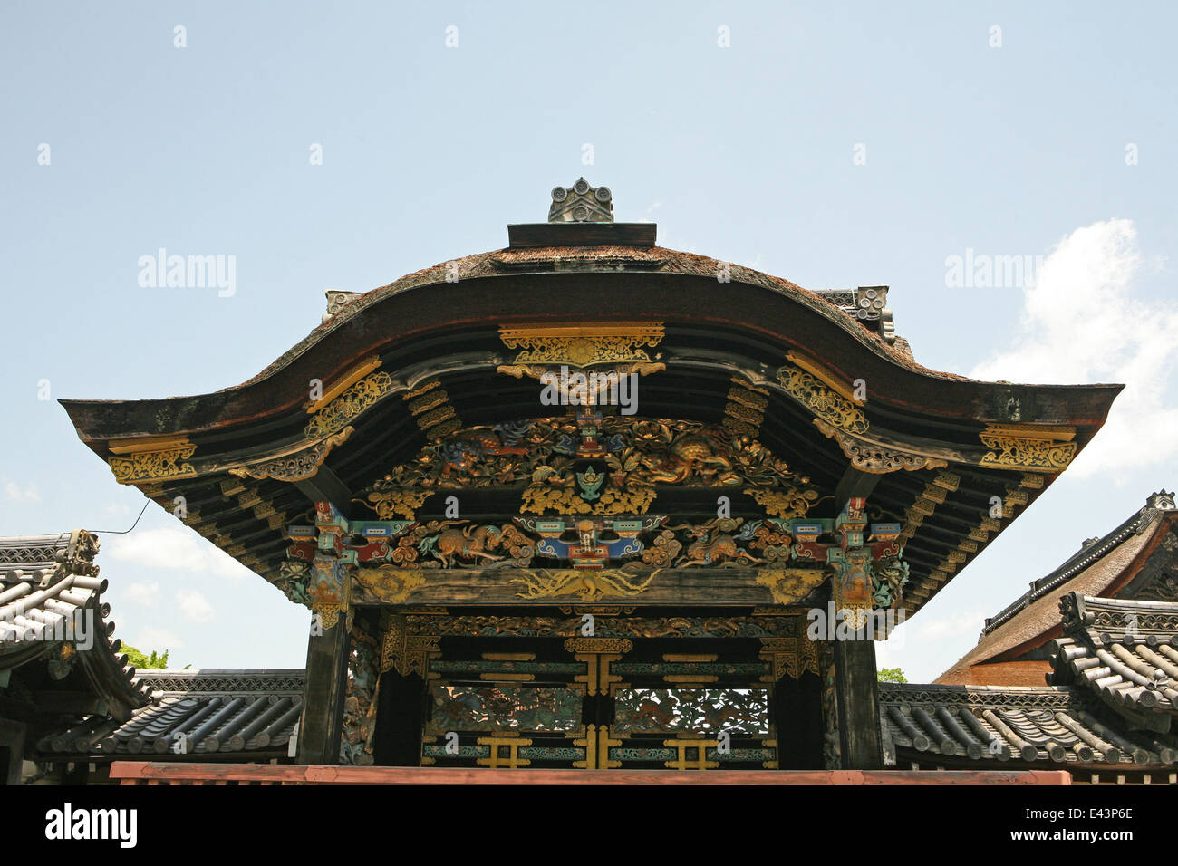The Karamon (Main) Gate at Nishi Hongwanji Temple Stock Photo - Alamy