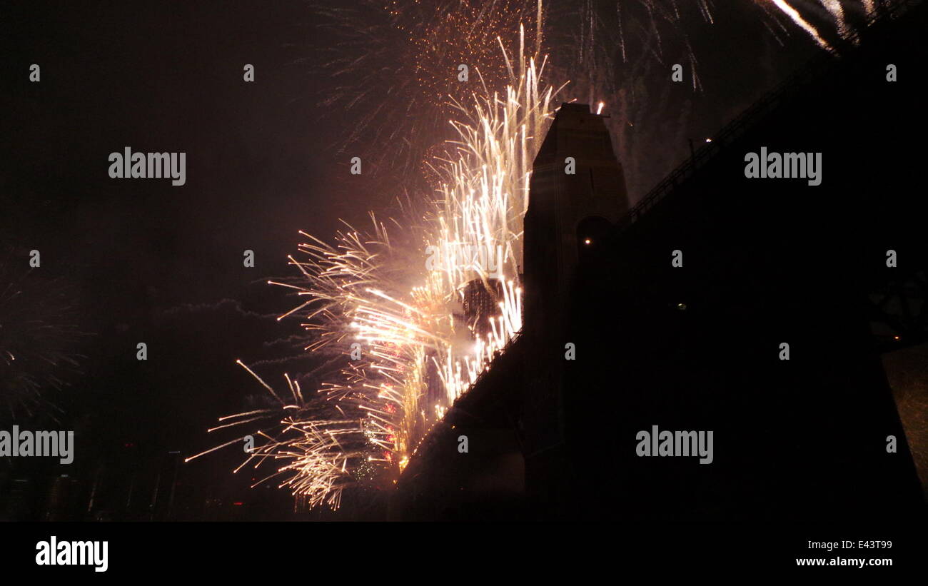 New Year's Eve fireworks erupt over Sydney's iconic Harbour Bridge ...