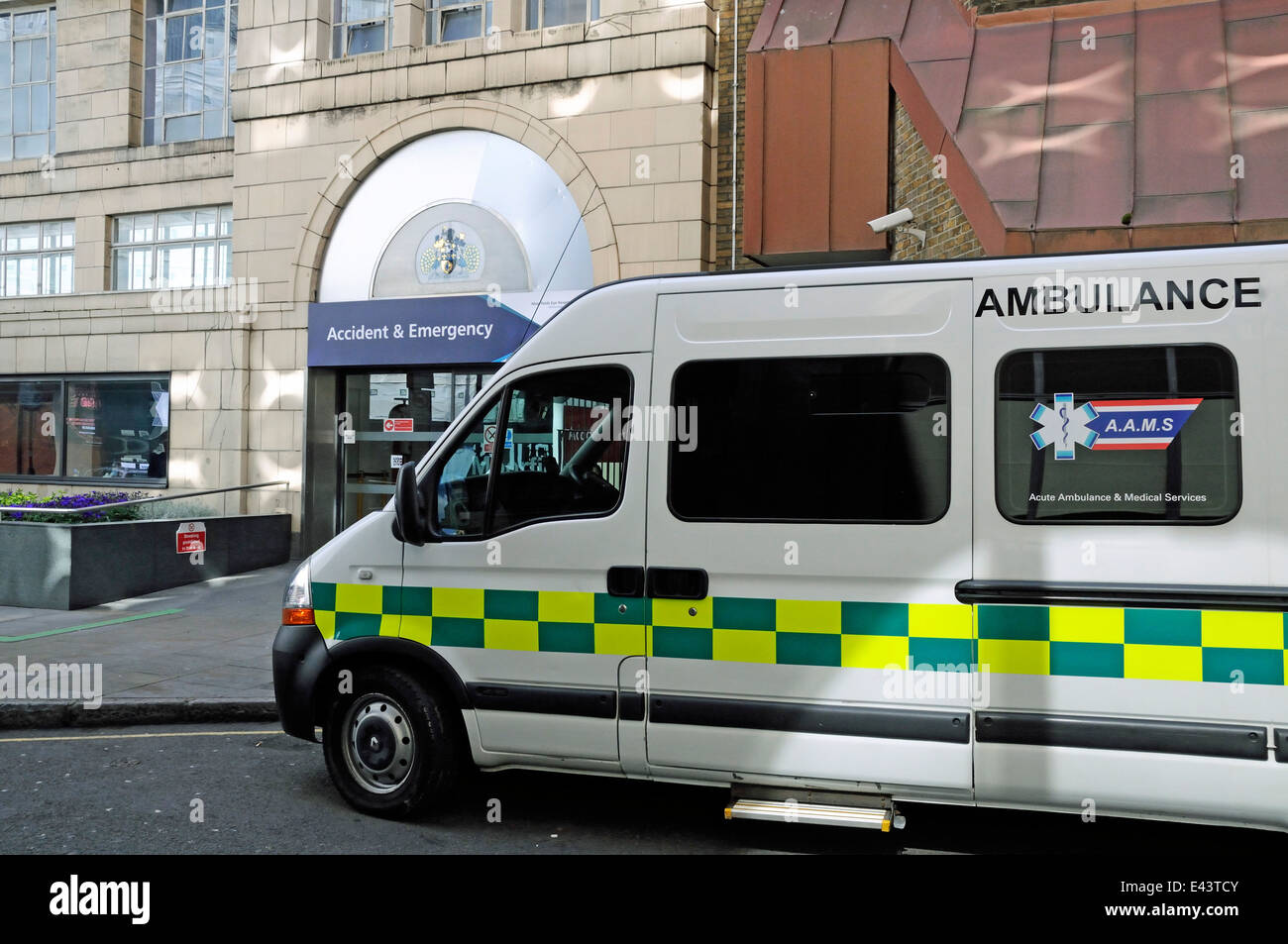 Ambulance outside Accident & Emergency A&E, Moorfields Eye Hospital ...