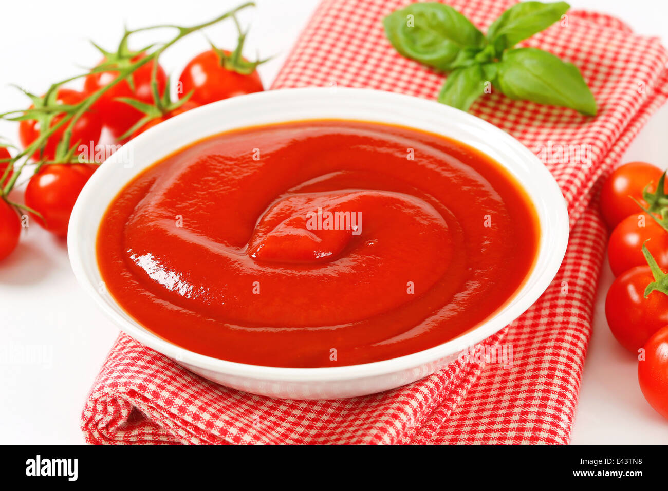Bowl of smooth tomato passata Stock Photo - Alamy