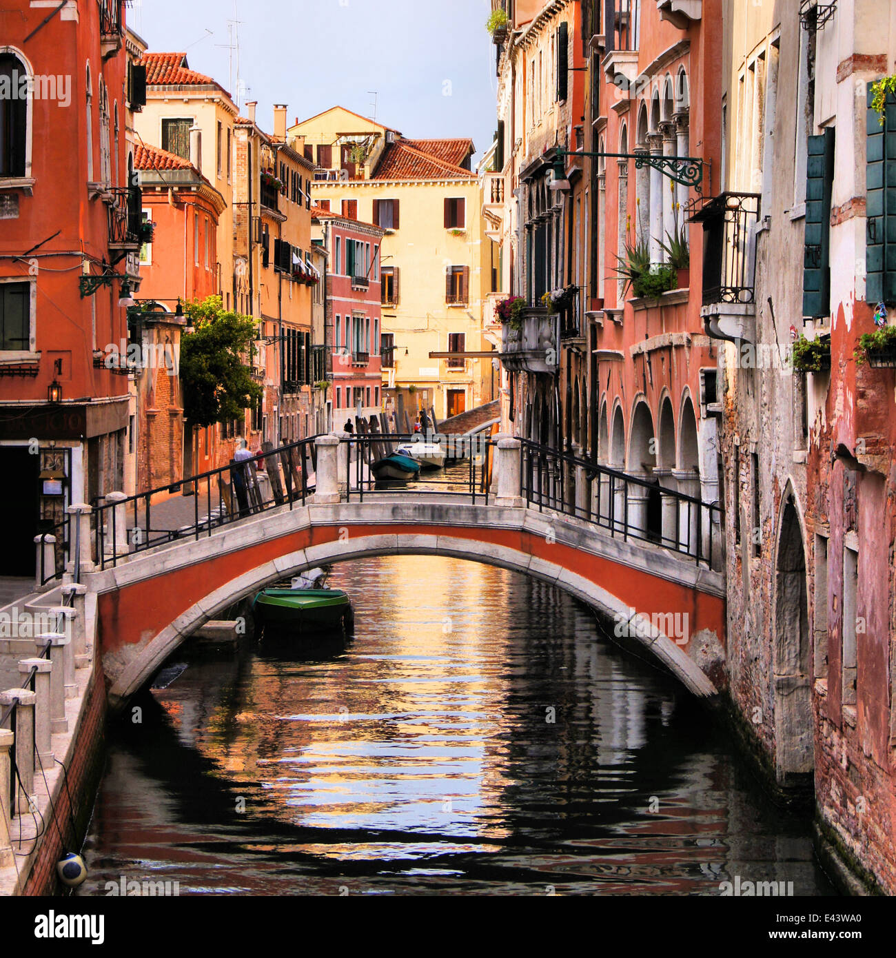 Venice bridge house hi-res stock photography and images - Alamy