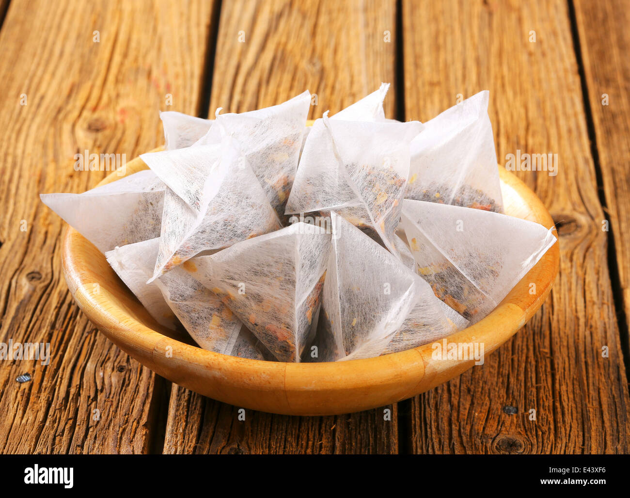 Pyramid-shaped jasmine tea bags in wooden bowl Stock Photo - Alamy