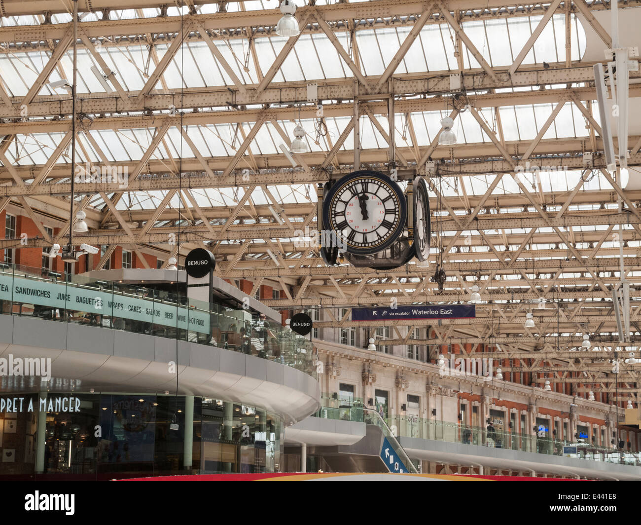 London Waterloo railway station clock - a famous meeting point Stock ...