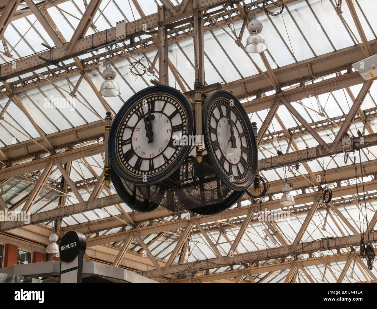 London Waterloo railway station clock - a famous meeting point Stock ...