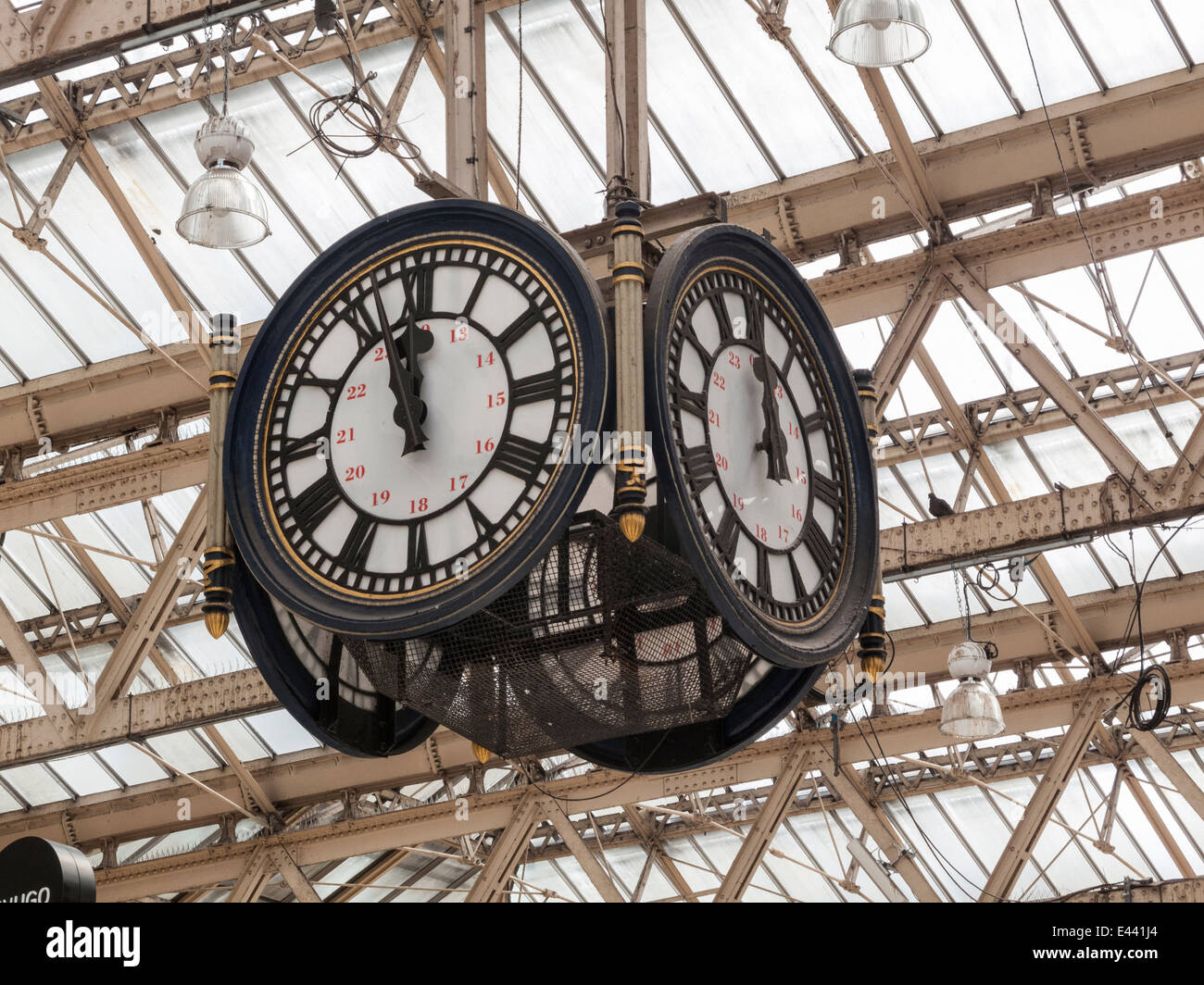 London Waterloo railway station clock - a famous meeting point Stock ...