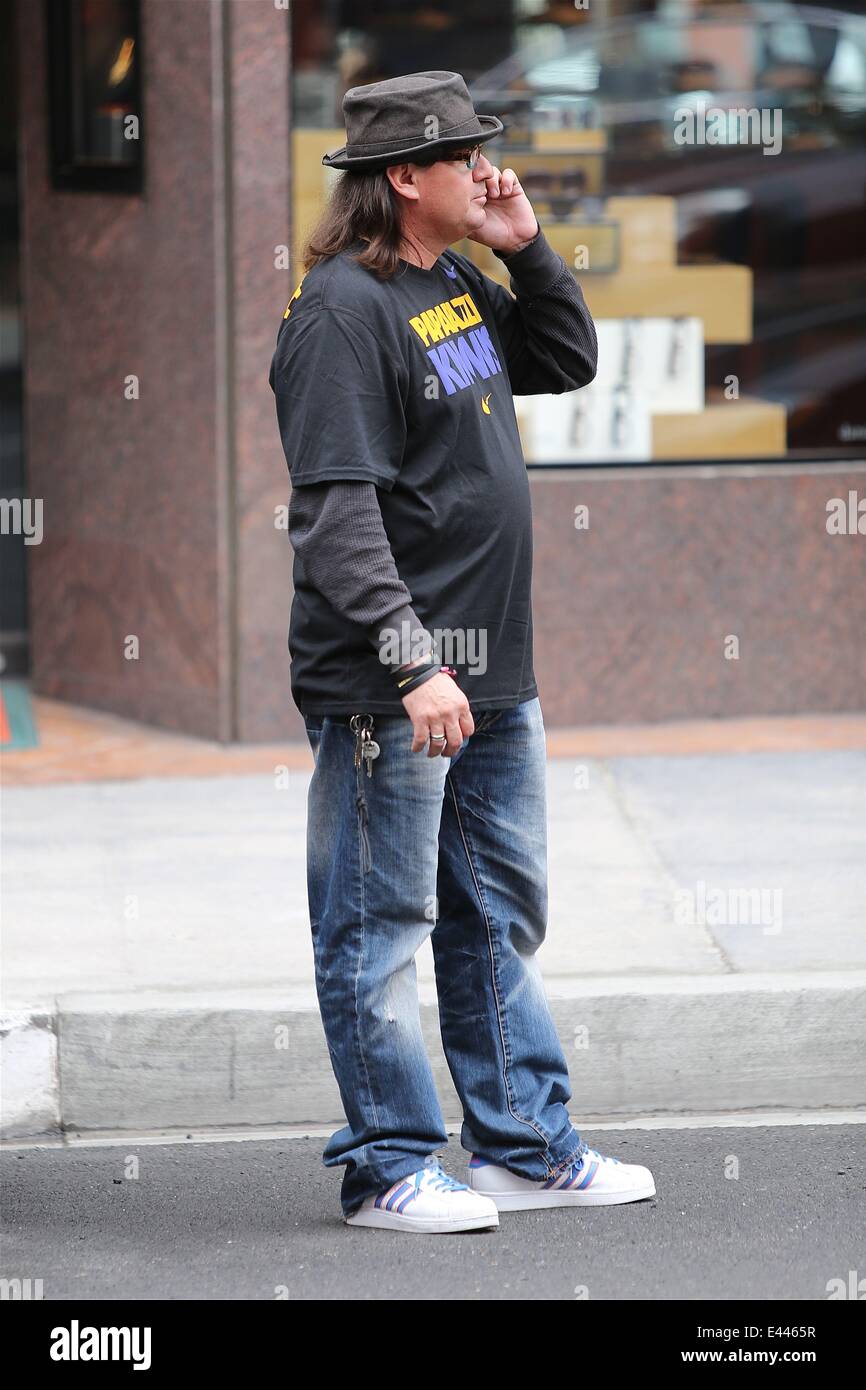 Paparazzo Rick Mendoza gets a taste of his own medicine. Mendoza, who ...