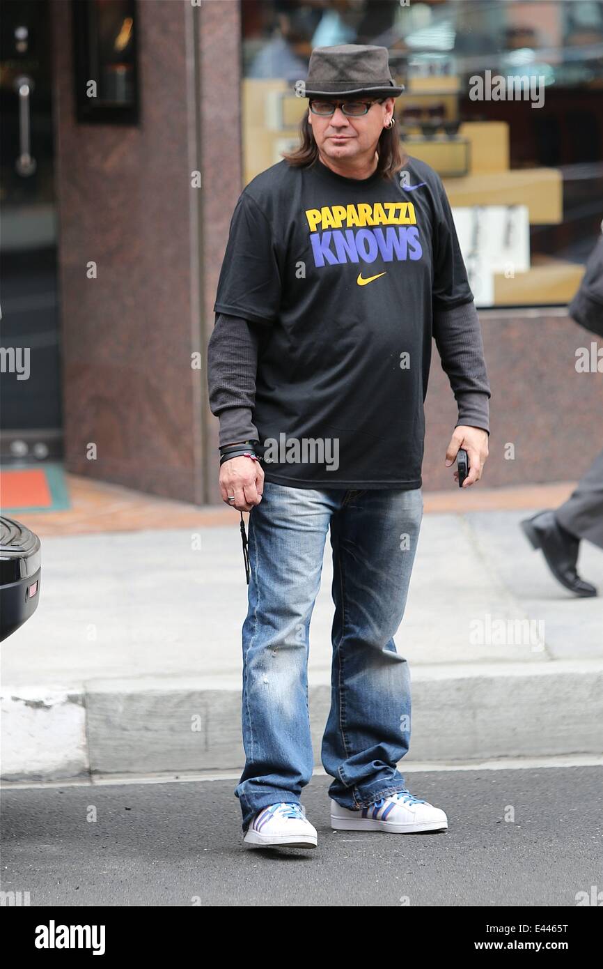 Paparazzo Rick Mendoza gets a taste of his own medicine. Mendoza, who ...