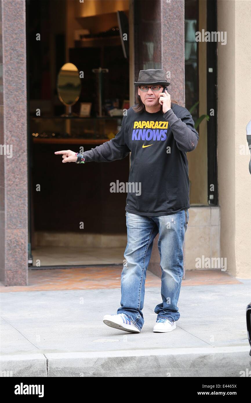 Paparazzo Rick Mendoza gets a taste of his own medicine. Mendoza, who ...