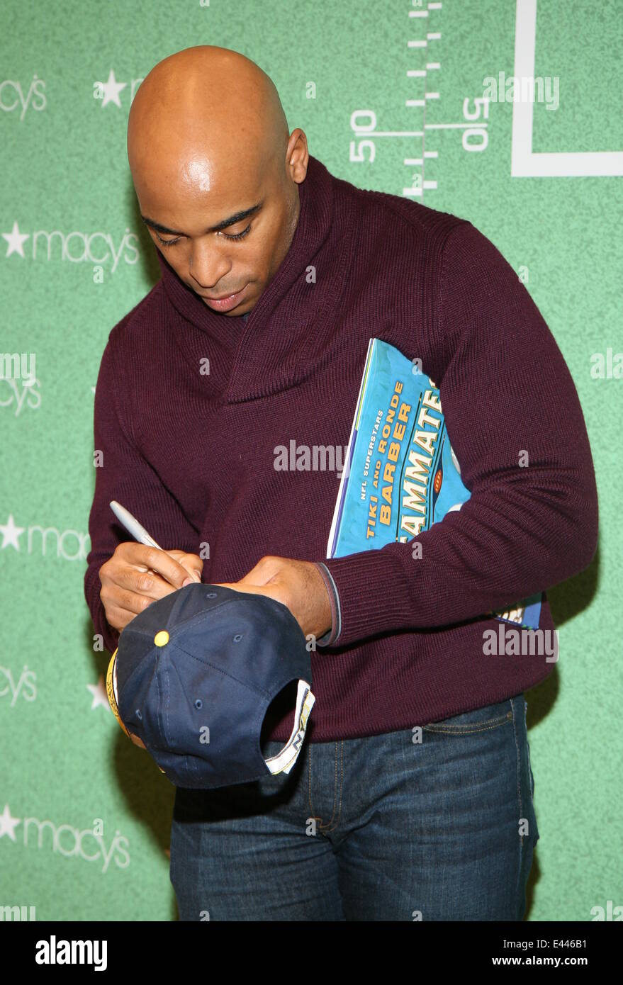 Macy's Herald Square welcomes former New York Giants running back Tiki ...