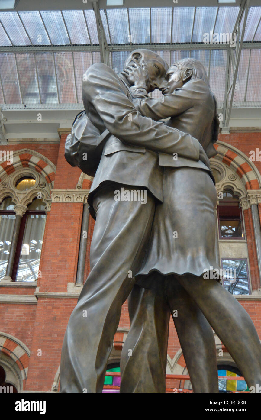 St. Pancras Station, The Meeting Place Statue, St. Pancras Station ...