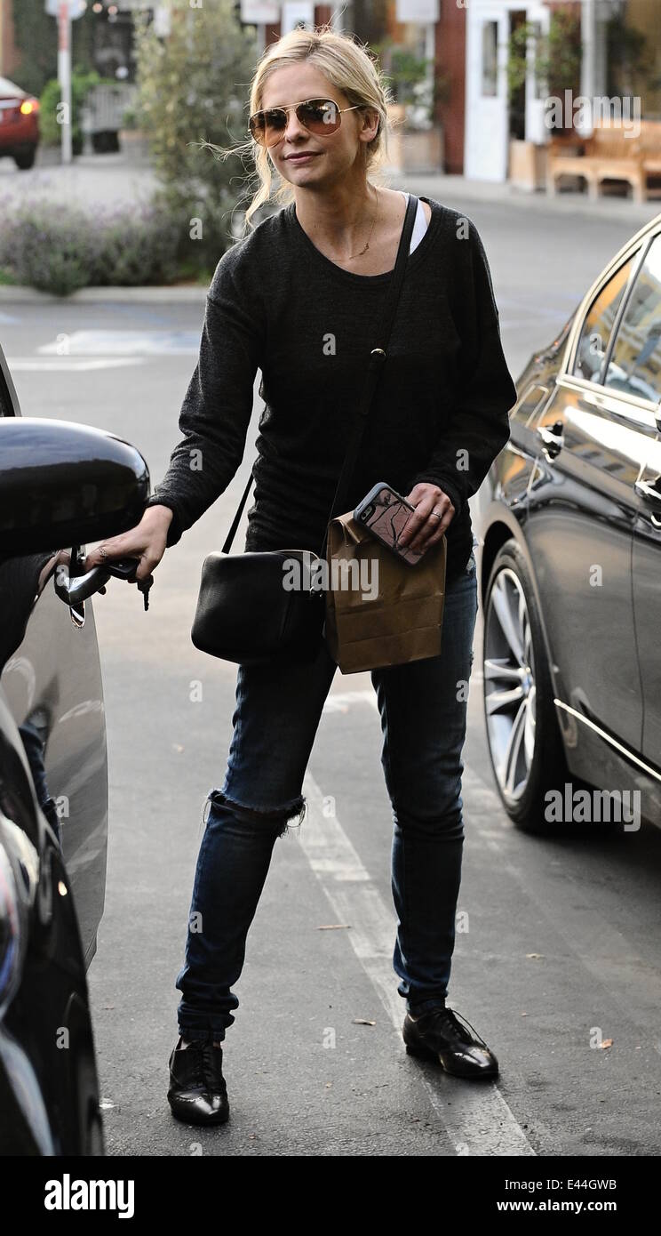 Sarah Michelle Gellar and Liev Schreiber meeting in The Brentwood ...