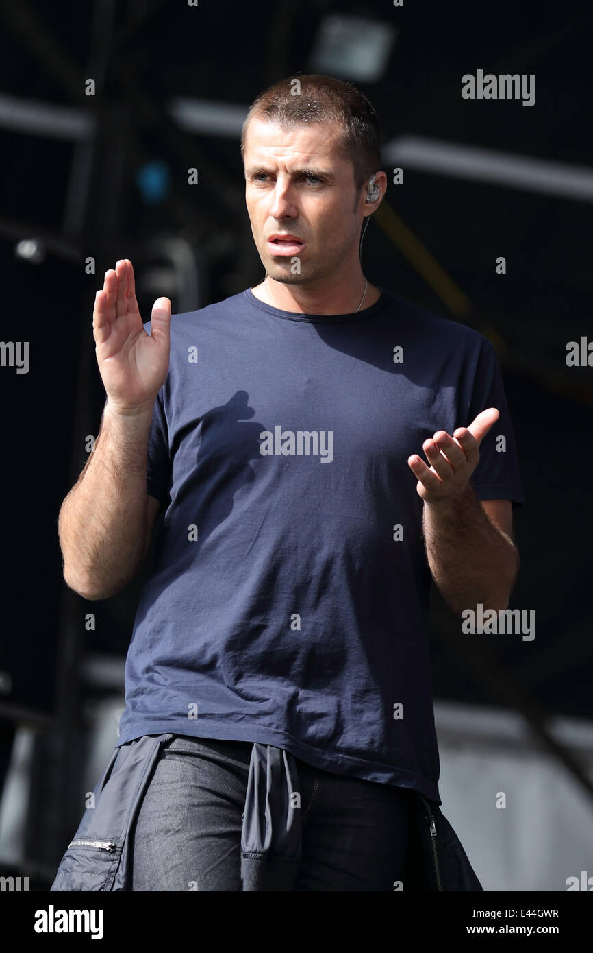2014 Big Day Out Festival - Beady Eye performing on stage Featuring ...