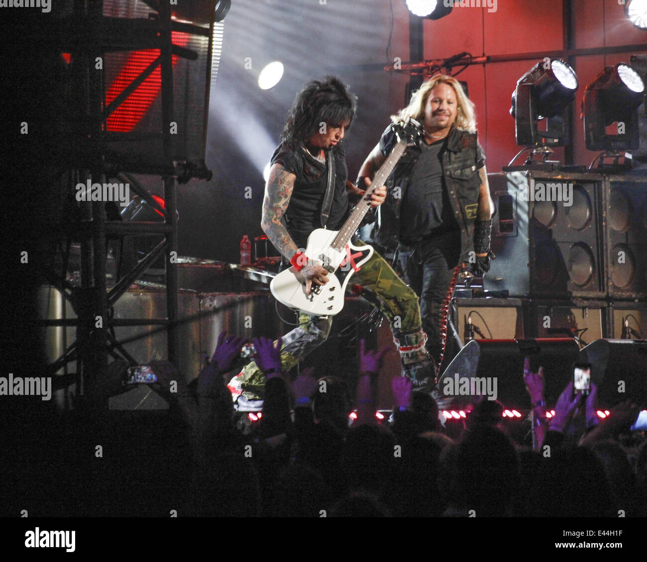 Motley Crue perform on Jimmy Kimmel Live Featuring: Motley Crue,Nikki ...