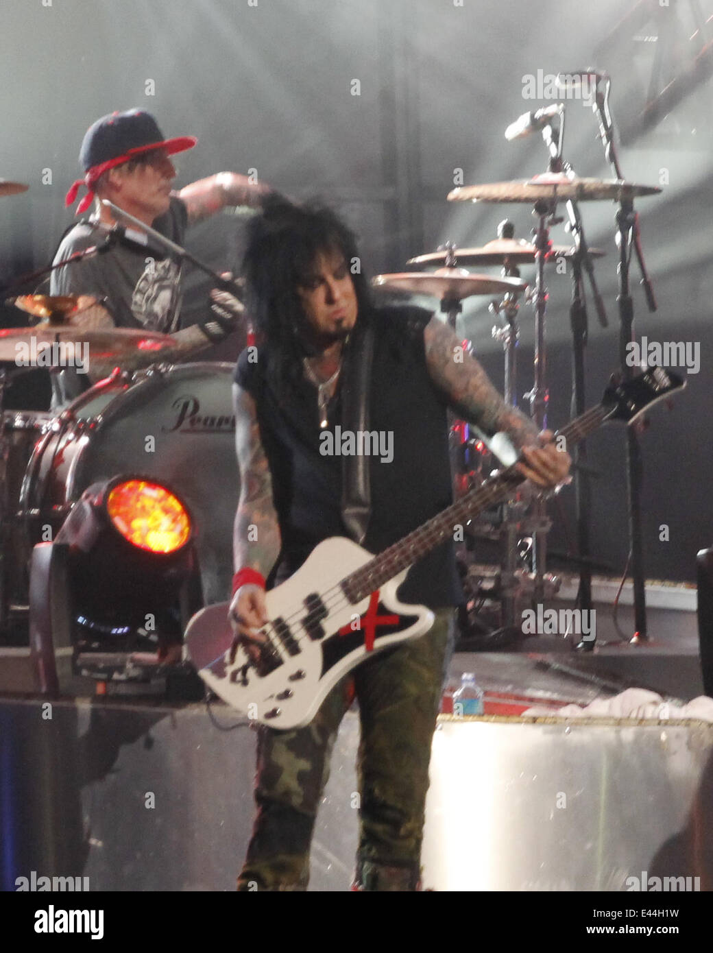 Motley Crue perform on Jimmy Kimmel Live Featuring: Motley Crue,Tommy ...