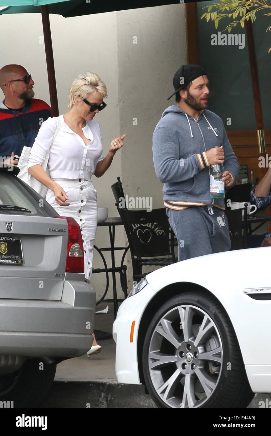 Pamela Anderson and Rick Salomon have breakfast together at Urth Cafe ...